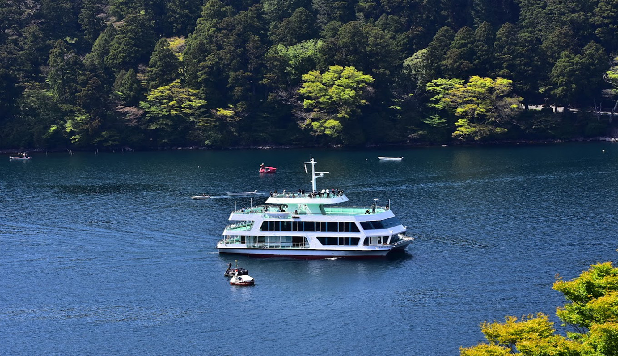 Hakone Lake Ashinoko Pleasure Boat: ล่องเรือทะเลสาบอาชิ ฮาโกเน่ ...